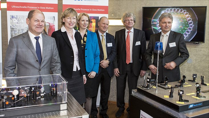 Hoher Besuch beim Exzellenzcluster CUI : Institute for Quantum Physics : University of Hamburg